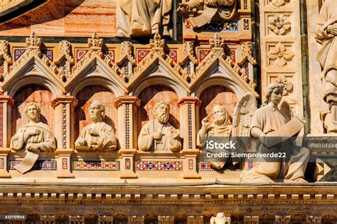메트로 폴 리 탄 대성당의 세인트 메리 가정 두오모 디 시에 나 이탈리아 건물 정면에 대한 스톡 사진 및 기타 이미지 Istock