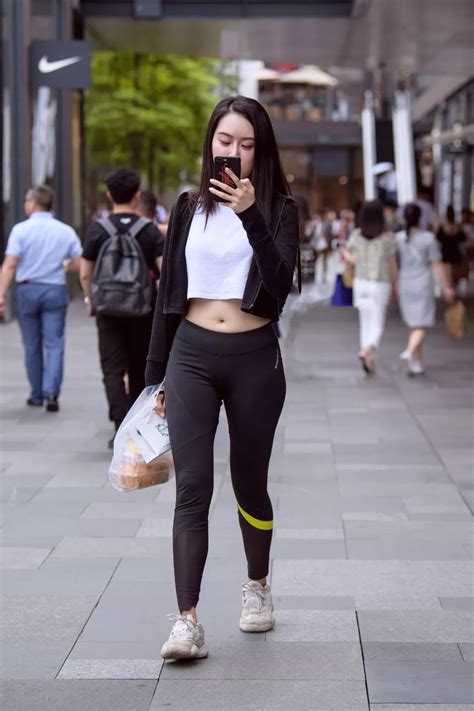街拍：紧身打底裤的姐姐，搭配短t恤组成露脐装，超显魅力又迷人红色
