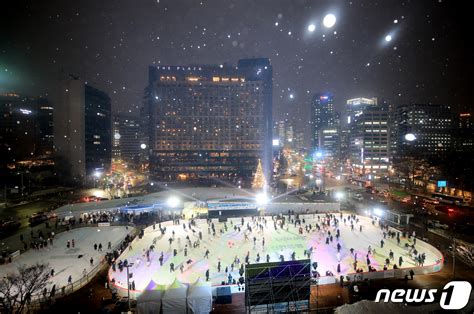 눈 내리는 서울광장 스케이트장 네이트 뉴스
