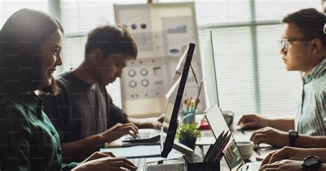 사무실에서 함께 일하는 아시아 사람들 그리고 창의적 사고 성공적인 팀 사진 Unsplash의 개념 이미지