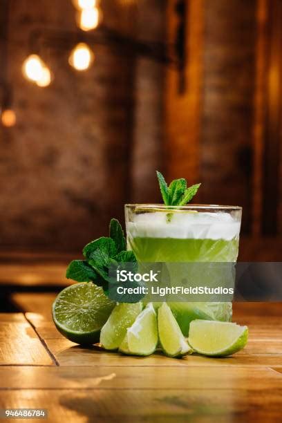 나무 테이블에 칵테일 민트와 라임 유리에 그린 반 고흐의 근접 보기 압생트에 대한 스톡 사진 및 기타 이미지 압생트 새콤한 맛 칵테일 Istock