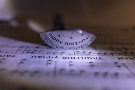 관념적인 관현악법 구성 금속 독창성 디자인 멜로디 문화적 미니멀리스트 반사 배경을 흐리게 빛 반사 생일 생일 축하 선물 소리 숟가락 시각 예술