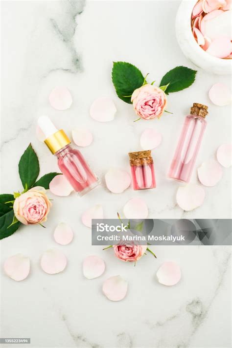 장미물과 장미 에센셜 오일코르크 뚜껑화장품 및 유리 병의 상단 보기 흰색 배경 건강관리와 의술에 대한 스톡 사진 및 기타 이미지 건강관리와 의술 건강한 생활방식 꽃