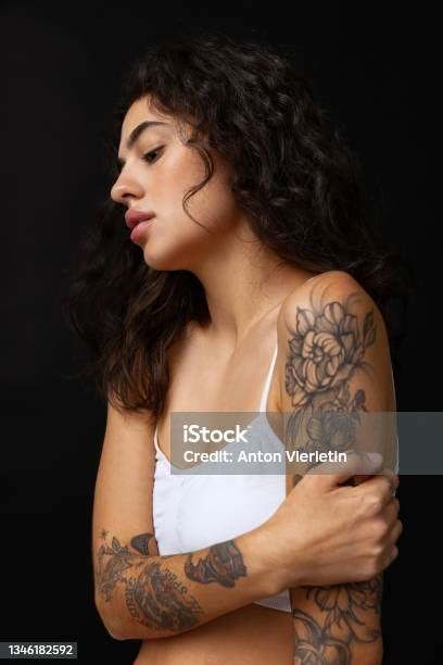 곱슬 머리와 어두운 배경에 고립 된 포즈 자연 메이크업아름다운 여자의 자른 초상화 관능에 대한 스톡 사진 및 기타 이미지 관능 20 24세 가냘픈 Istock