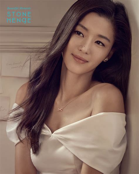 전지현 드레스 입고 고혹美 발산 우아함의 끝 화보