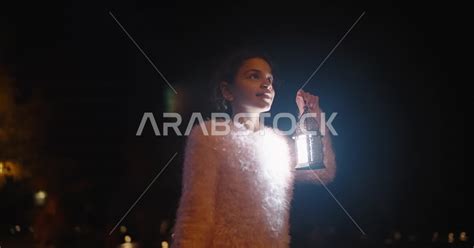 فتاة عربية خليجية سعودية تحمل بيدها فانوس مضيء ، المناسبات الدينية