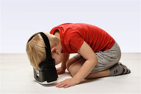 빨간 셔츠에 어린 소년은 가상 현실 바닥에 앉아 경험 하 고 있다 흰색 바탕에 격리 합니다 기술 개념 3차원 형태에 대한 스톡 사진 및 기타 이미지 Istock