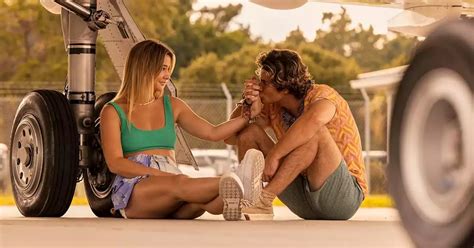 Outer Banks Cast S Candid Quotes On Filming Steamy Sex Kissing
