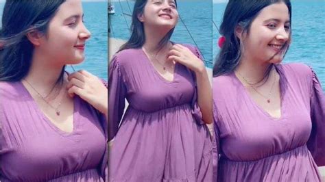 Aksi Bulan Sutena Di Pantai Pakai Dress Ungu Seksi Mendadak Bikin