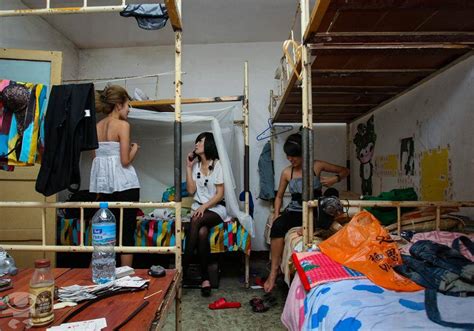 地铁里美女大跳钢管舞，她曾为此挥洒青春手机凤凰网