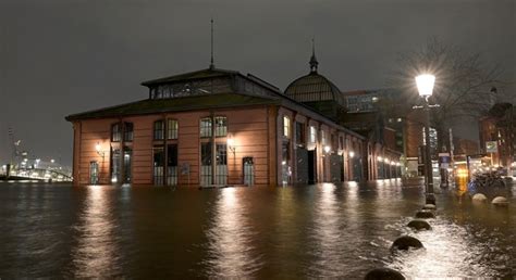 НЕВРЕМЕТО ГРАДОТ ПОПЛАВИТЕ ОДНЕСОА МИЛИЈАРДИ ДОЛАРИ ОД ОСИГУРИТЕЛНИТЕ