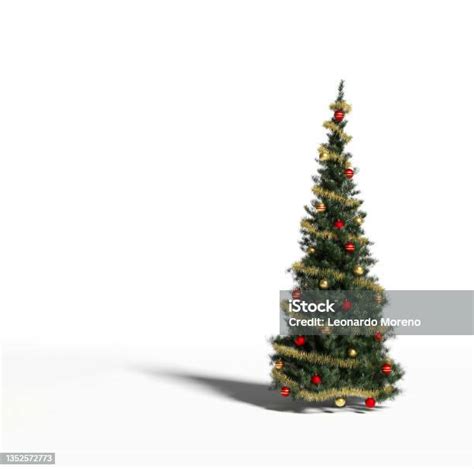 흰색 배경에 화환 공과 조명으로 장식 된 크리스마스 트리 새해 전야 파티 개념 렌더링 3d 크리스마스 트리에 대한 스톡 사진 및 기타 이미지 Istock