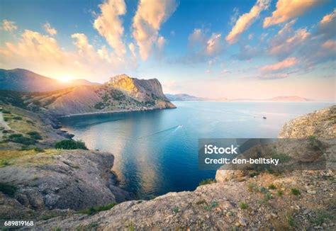 일몰에 놀라운 산 풍경입니다 와 산 푸른 바다 높은 바위 해변 숲 여름에 구름과 화려한 푸른 하늘 아름 다운 장면 유럽에서 여행 바다 경치입니다 자연 배경 0명에 대한 스톡