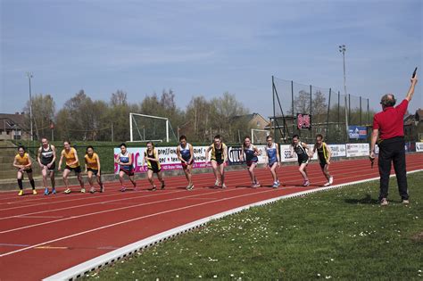 무료 이미지 소녀 선로 스포츠 소년 운영 달리는 사람 벨기에 경주 경쟁 팀 고등학교 체육 실기 만나다 워털루 스프린트 트랙 경기장 육상 경기