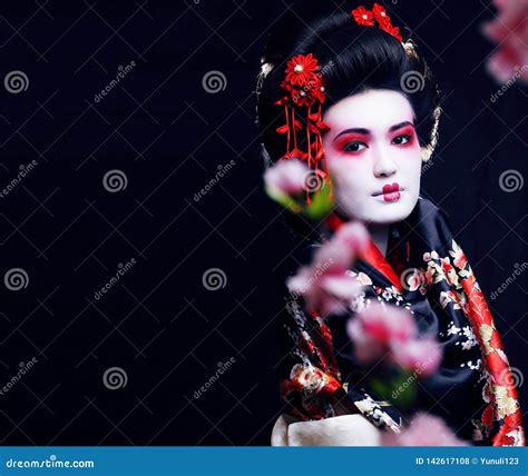 Jonge Mooie Geisha In Kimono Met Sakura En Decoratie Op Zwarte Achtergrond Stock Foto Image Of