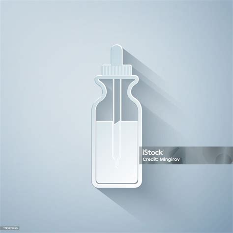 종이 는 파이펫 유리 병을 잘라 내부에 파이펫이 있고 회색 배경에 격리 된 닫힌 뚜껑 아이콘이있는 바이알 의료 및 화장품 용 용기 종이 아트 스타일입니다 벡터 일러스트레이션
