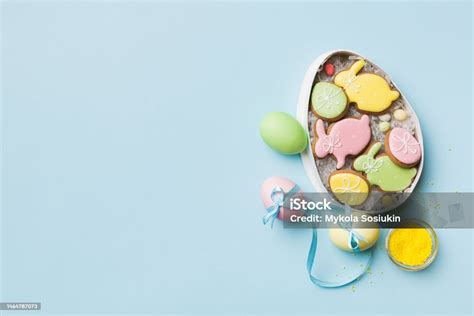컬러 배경에 여러 가지 색상 부활절 달걀 바구니에 화려한 부활절 쿠키 파스텔 색상 부활절 달걀 복사 공간이 있는 휴일 컨셉 4