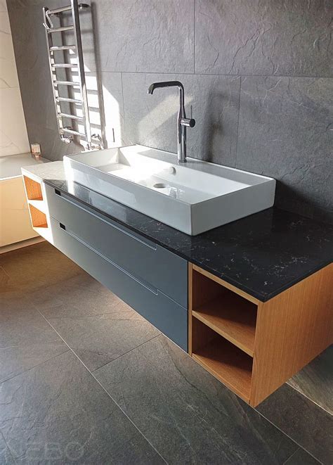 Подвесная тумба в ванную с боковыми открытыми полками в отделке шпоном дуба и выдвижными ящиками