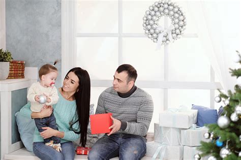 가족 엄마 아빠와 딸이 집에서 크리스마스 장식 및 선물의 배경에 20 29세에 대한 스톡 사진 및 기타 이미지 20 29세 3가지 개체 가정 생활 Istock