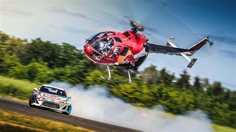 Aerobatic Helicopter Chases Drifting Race Car Bud3 Rekreacija 3a