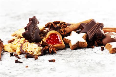 소박한 테이블에 스파이 견과류와 과일이있는 크리스마스 쿠키 0명에 대한 스톡 사진 및 기타 이미지 0명 12월 강림절 Istock