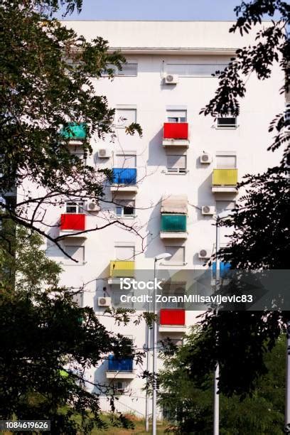 건축 세부 사항 및 패턴 화려한 발코니를 갖춘 현대적인 주거 건물의 아파트의 창 다양 한 색상의 유리 발코니 외관 건물 새로운 도시 도시의 초상화 0명에 대한 스톡 사진 및