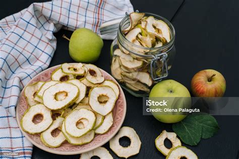 신선한 사과를 곁들인 유리 병에 담긴 홈메이드 유기농 말린 사과 칩 가을에 대한 스톡 사진 및 기타 이미지 가을 건강관리와 의술 건강한 생활방식 Istock