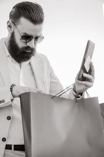 쇼핑백과 신용 카드를 들고 긴 수염과 양복을 입은 사업가 가방에 대한 스톡 사진 및 기타 이미지 가방 건강한 생활방식 검색 Istock