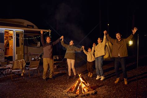 가족 캠핑 모닥불 파티 사진 무료 다운로드 Lovepik