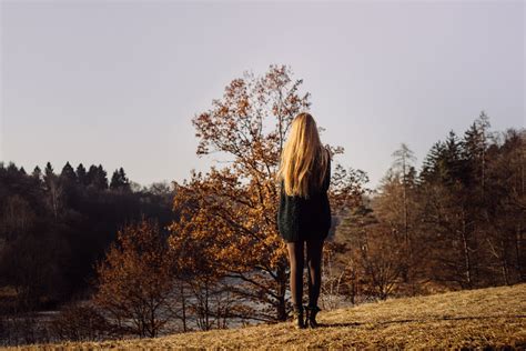 Фото Девушка стоит к нам спиной на фоне природы By Rona Keller