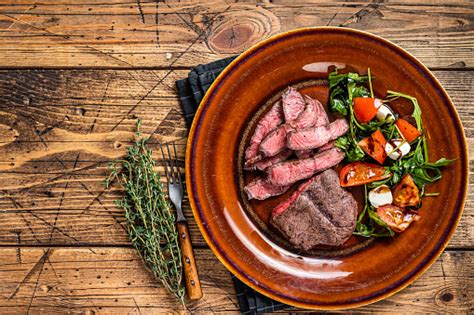 Bbq 구운 굴 탑 블레이드 또는 플랫 철 로스트 쇠고기 고기 스테이크샐러드접시에 얹어 나무 배경 맨 위 보기 복사 공간 0명에