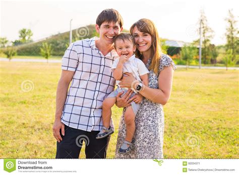 Retrato De La Familia Joven En La Naturaleza En El Campo Imagen De Archivo Imagen De Padres