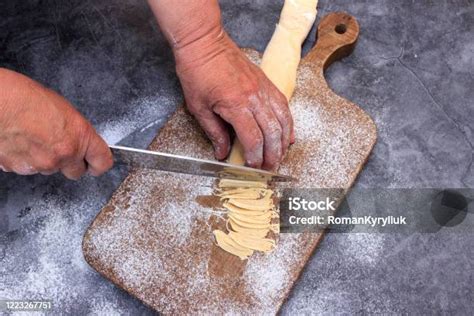레스토랑 카페에서 반죽을 자르고 국수를 만드는 여성의 수평 실내 자르기 샷 파스타 만들기 과일에 대한 스톡 사진 및 기타 이미지 Istock
