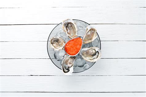 굴과 레몬과 얼음의 접시에 빨간 캐 비어 해산물입니다 최고의 볼 수 있습니다 무료 사본 공간입니다 0명에 대한 스톡 사진 및 기타 이미지 Istock