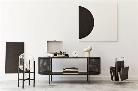 블랙 스타일리시 한 Commode 모의 예술 그림 램프 책 장식 및 가정 장식에 우아한 액세서리와 현대 거실의 인테리어 디자인 템플릿 0명에 대한 스톡 사진 및 기타 이미지