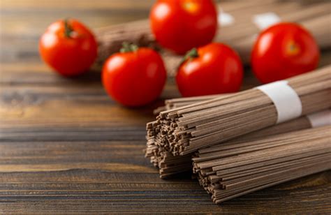 배경에 메밀 페이스트 생면 글루텐 프리 요리의 재료 말린 메밀 메밀 국수 일본 전통 음식 건강에 좋은 음식 복사할 장소 Washoku에 대한 스톡 사진 및 기타 이미지