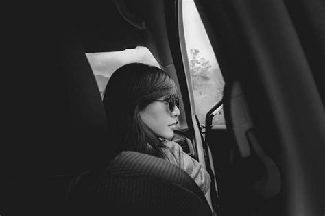 드라이버 좌석에 자동차에 앉아 젊은 성인 여자의 초상화 외부 창 찾고 흑인과 백인 사진 교통수단에 대한 스톡 사진 및 기타 이미지 교통수단 모던 양식 보기 정적 활동