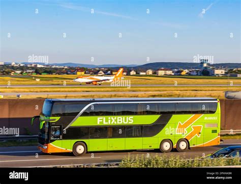 Flixbus Sur La Route De Lautoroute A8 à Laéroport Avion De Ligne