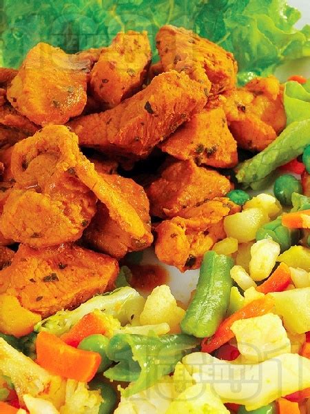 Пържени мариновани хапки от свинско месо от шол с картофи грах и зелен боб на грил тиган