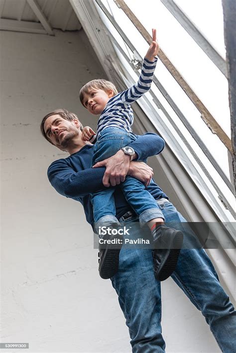 행복함 아버지도 계셨지요 및 아들이예요 발허리뼈와 게임하기 파리 프랑스 2 3 살에 대한 스톡 사진 및 기타 이미지 2 3 살 2명 30 39세 Istock