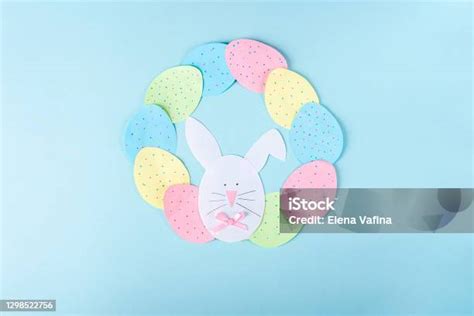 Diy와 아이들의 창의력 단계별 지시 종이 부활절 화환을 만드는 방법 Step9 접착제 종이 계란과 토끼화환처럼 원을 그리세요 아이들은 수제 부활절 공예 부활제에 대한 스톡