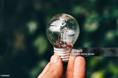 손의 혁신 과 에너지 개념은 전구를 잡고 텍스트를 삽입하기위한 공간을 복사합니다 기업가에 대한 스톡 사진 및 기타 이미지 기업가 노트북 노트북 사용하기 Istock