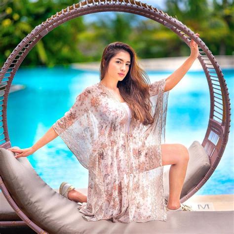 Gaya Seksi Angel Karamoy Saat Liburan Posenya Menantang