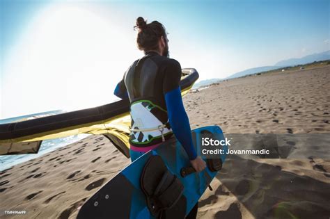그의 연과 보드와 모래 해변에 서 잘 생긴 백인 남자 전문 서퍼 곡선에 대한 스톡 사진 및 기타 이미지 곡선 남자 남자들만 Istock