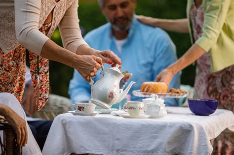 찻주전자에서 친구 차를 찻잔에 붓는 여성의 클로즈업 샷 차 뜨거운 음료에 대한 스톡 사진 및 기타 이미지 차 뜨거운 음료