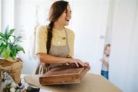그녀의 아들이 문 뒤에서 들여다 보는 동안 머리띠와 함께 나무 상자를 샌드링 여자 엿봄에 대한 스톡 사진 및 기타 이미지 엿봄 러시아 사람들 Istock