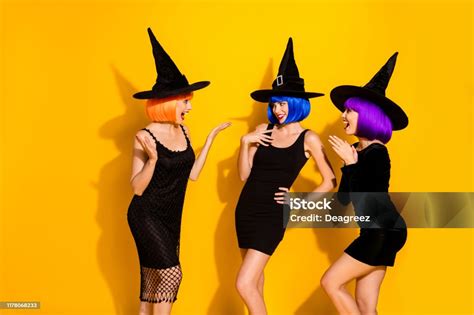 세 흥분 교활한 무서운 아름다운 숙녀의 사진은 양조와 물약의 새로운 조리법을 논의하는 방법 캡을 입고 가마솥에서 요리하는 방법 고립 밝은 색상 배경 말하기에 대한 스톡 사진