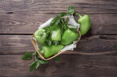 피망과 신선한 바질 딜 파슬리 실란트로 토마토 마늘 나무 테이블에 아스파라거스 상단보기 플랫 레이 건강관리와 의술에 대한 스톡 사진 및 기타 이미지 Istock