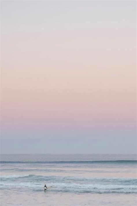 개인 고독 고독한 서퍼 고요한 구름없는 하늘 레저 레크리에이션 모험 물 미니멀리스트 바다 바다 경치 바다의 서퍼 서핑 서핑 라이프 스타일 서핑