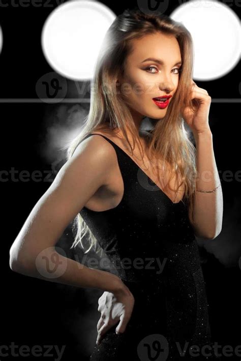 Jovencita Alegre Con Traje Negro De Moda Y Labios Rojos Sonríe En La